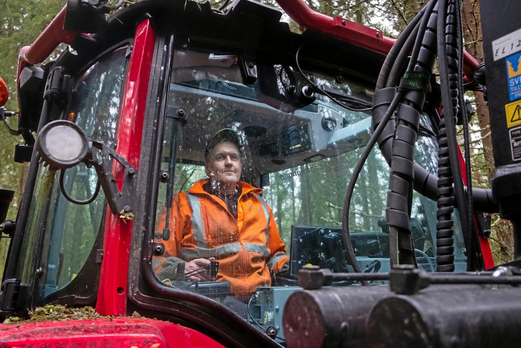 Skogsentreprenör med jordbrukstraktor