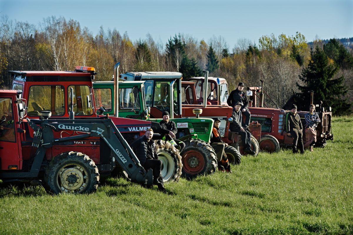 Plöjdag i Värmland: unga entusiaster, gamla traktorer | ATL