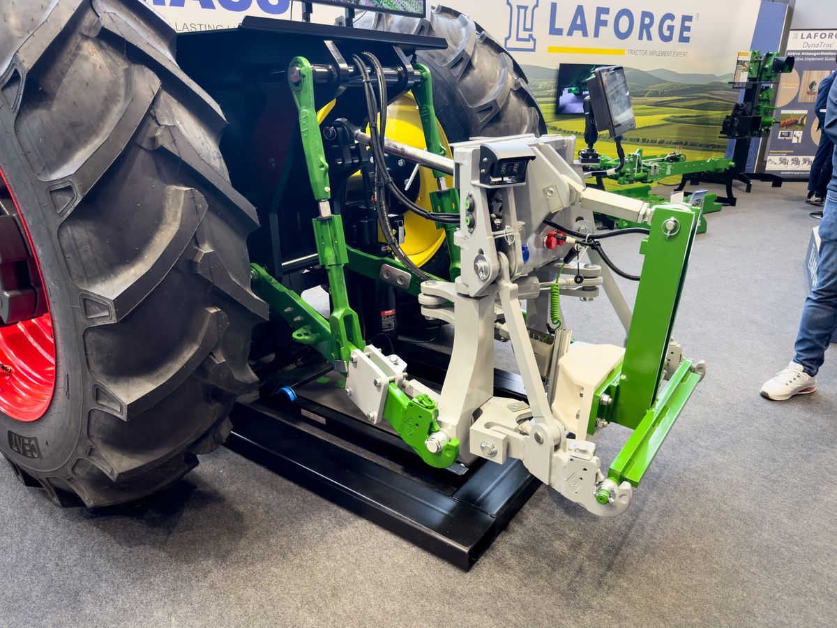 Smart Hitch - Laforges lätta trepunkt med radstyrning