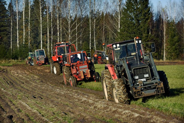 Plöjdag i Värmland: unga entusiaster, gamla traktorer | ATL