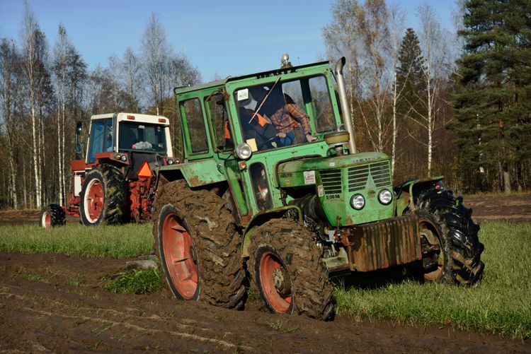 Plöjdag i Värmland: unga entusiaster, gamla traktorer | ATL